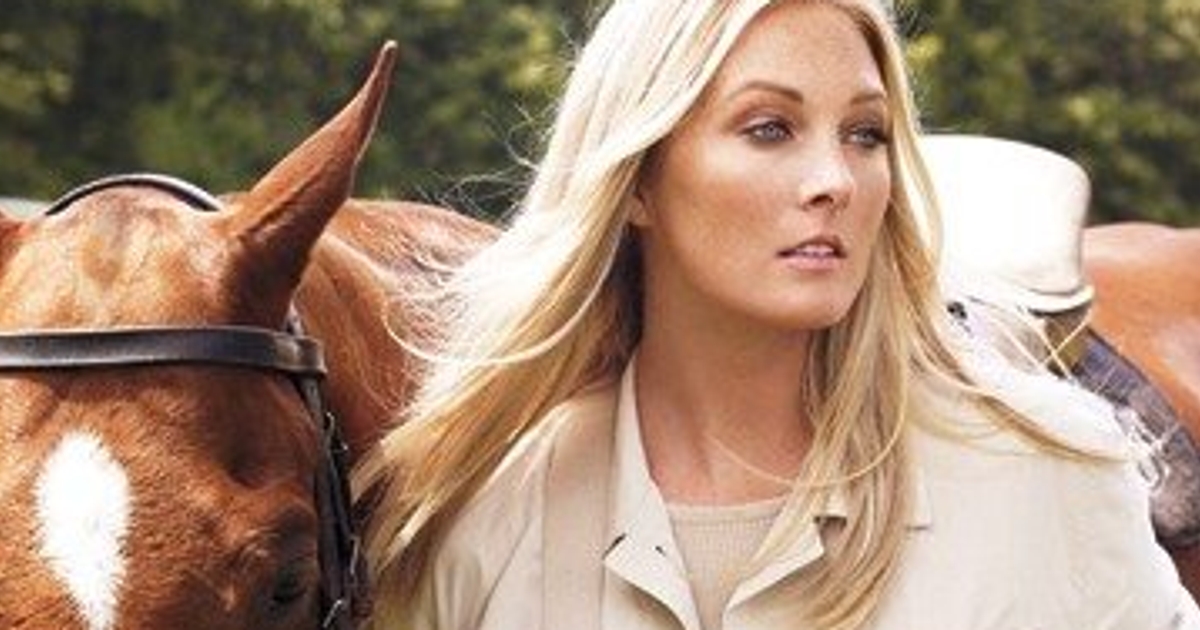 Maggie Rizer stars in Dooney & Bourke's fall campaign - FASHION Magazine