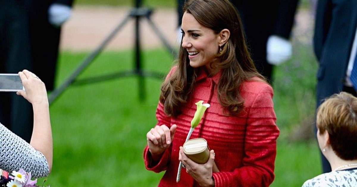 Kate Middleton arrives in Scotland looking regal in Jonathan Saunders ...