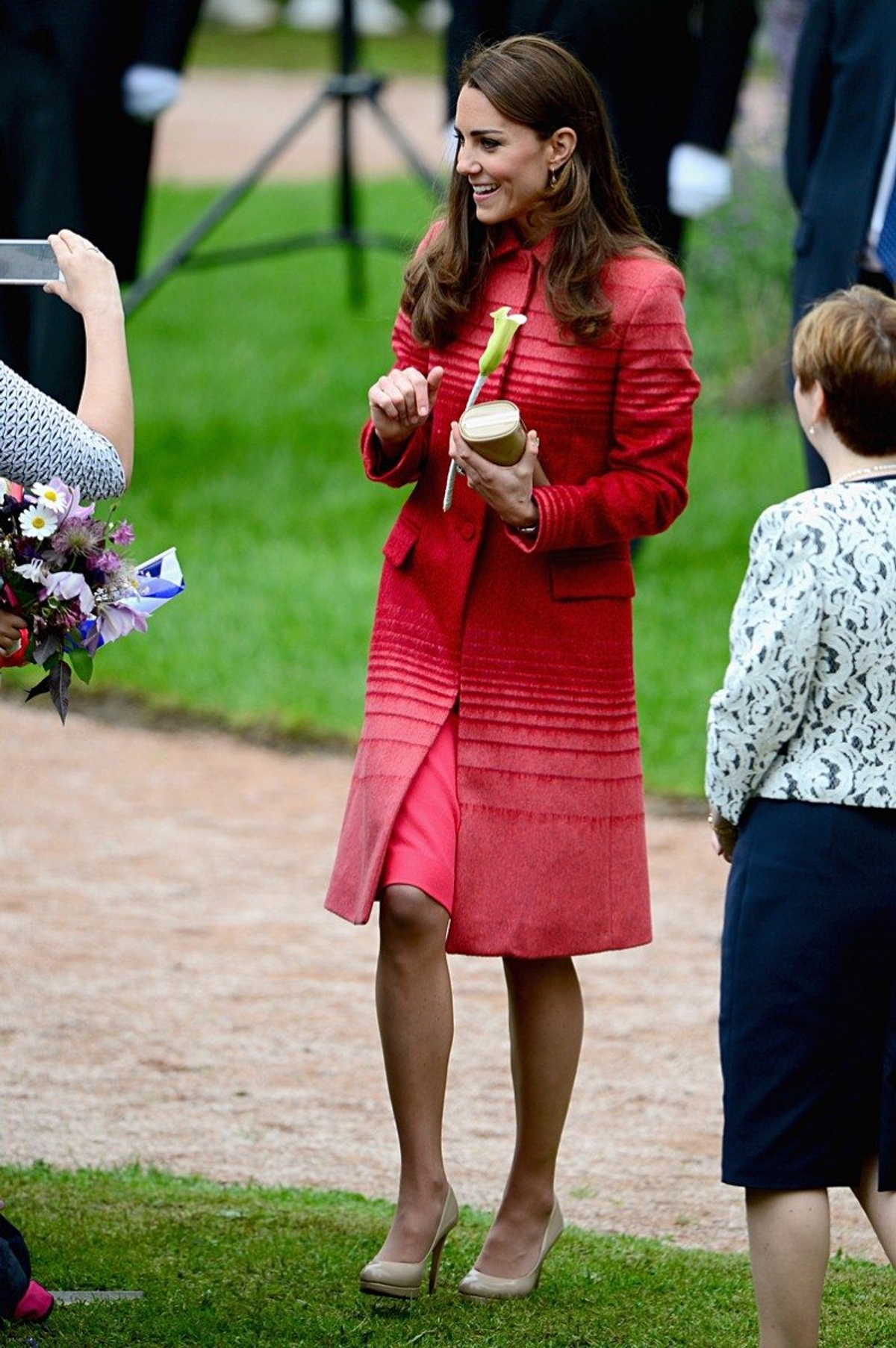 Kate Middleton arrives in Scotland looking regal in Jonathan Saunders ...
