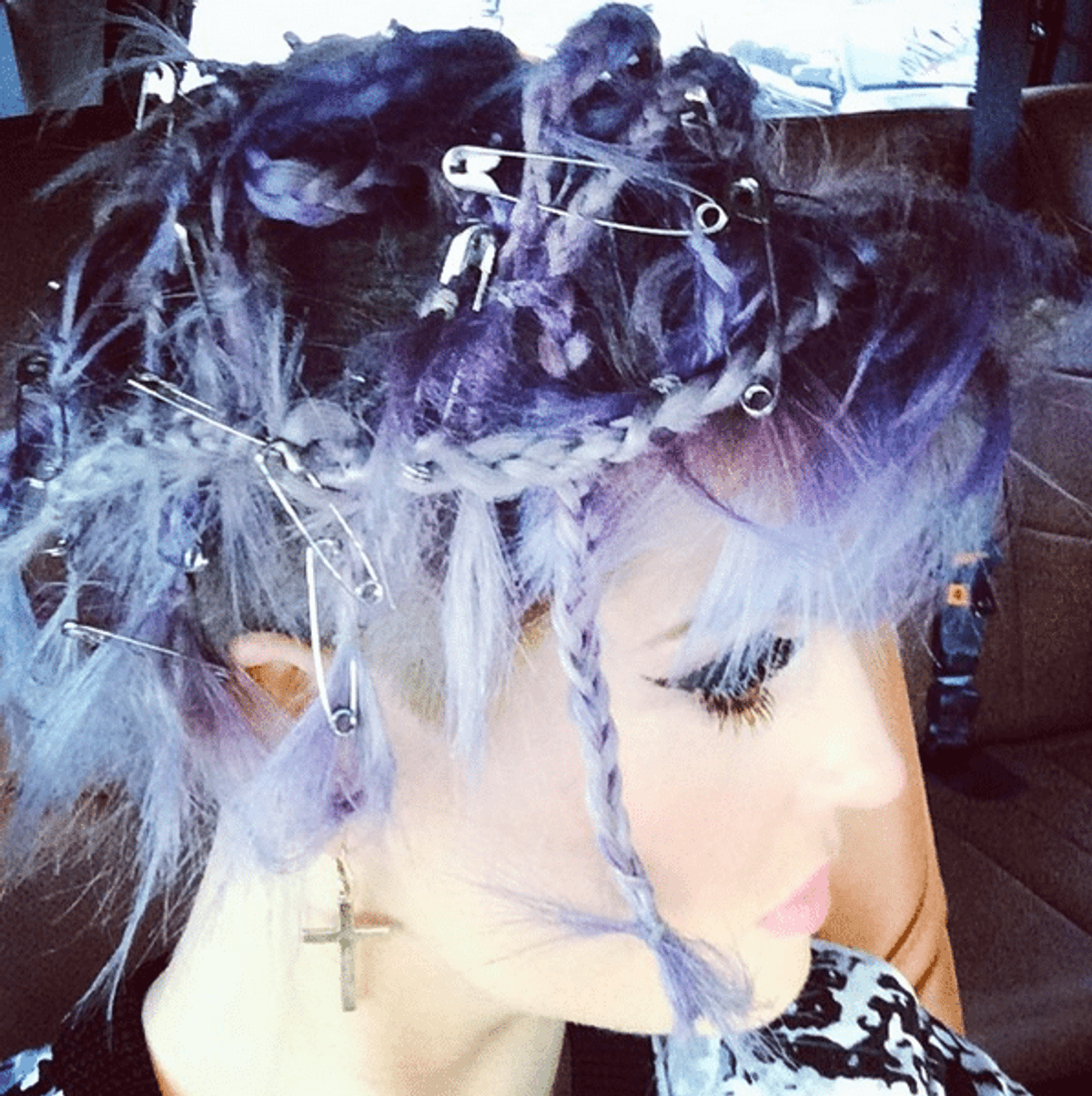Now trending: Kelly Osbourne's safety pin-adorned hair from every angle ...