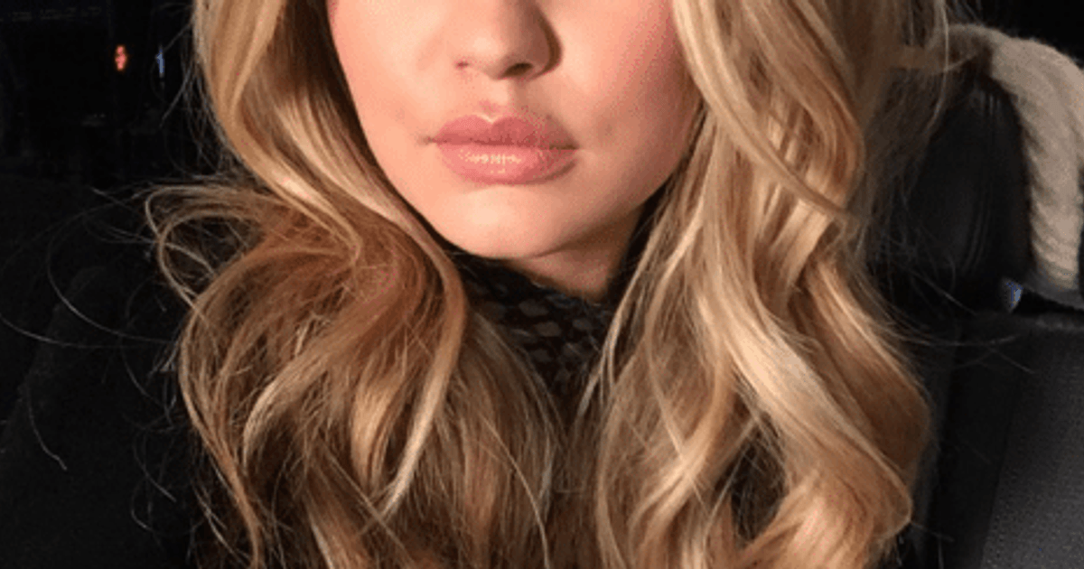 How to Do Your Makeup in an Uber - FASHION Magazine