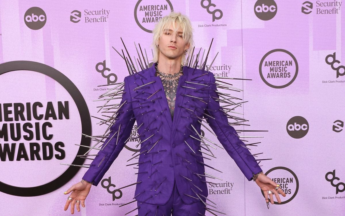 Machine Gun Kelly AMA Outfit: A Purple Suit Covered in Spikes - FASHION ...