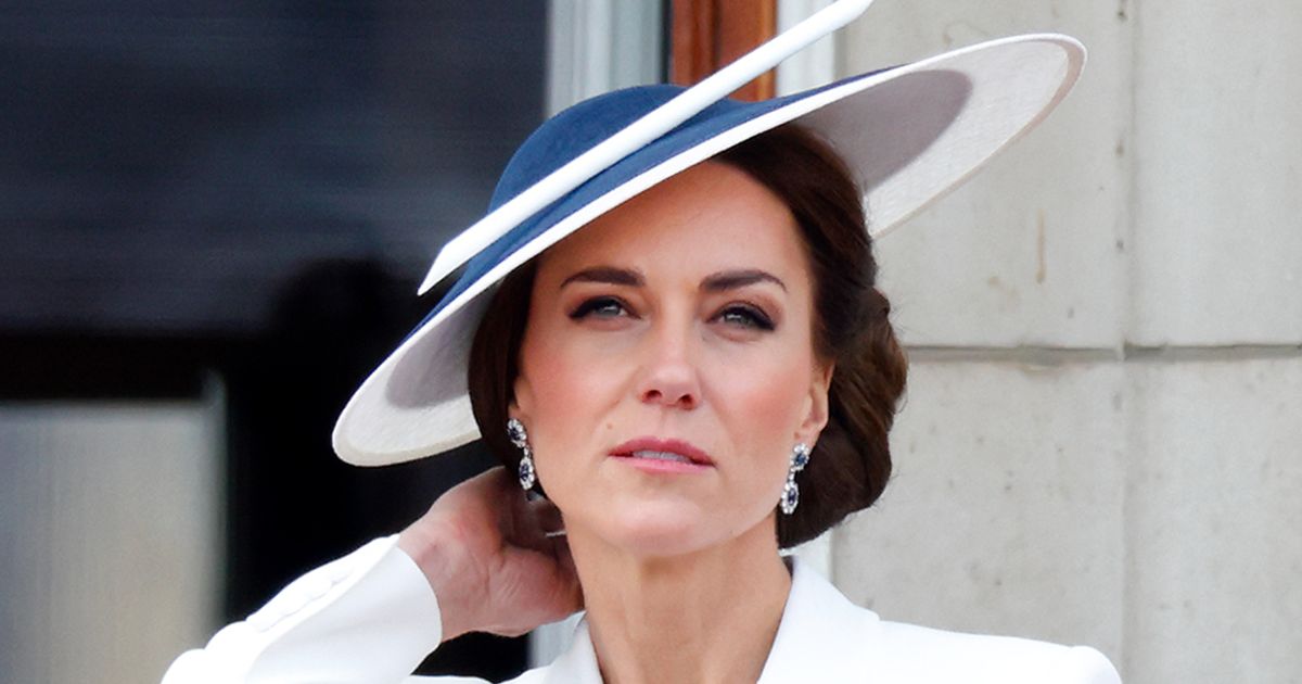 Kate Middleton Photoshop Fail Mania Has Everyone Gripped - FASHION Magazine