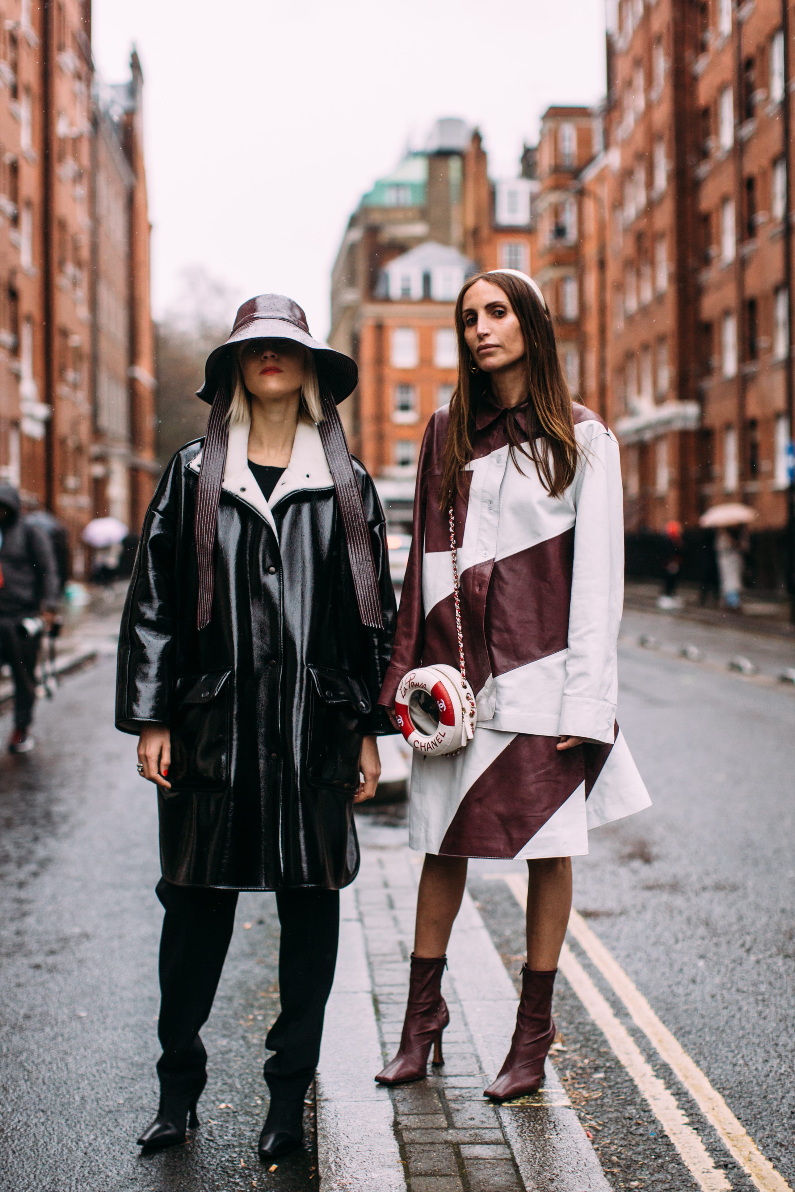18 Street Style Looks to Inspire Your Outfit in Rainy Weather - FASHION ...